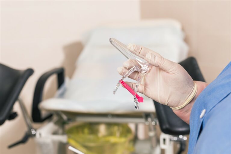 Découvrir les instruments obstétriques : du spéculum au forceps