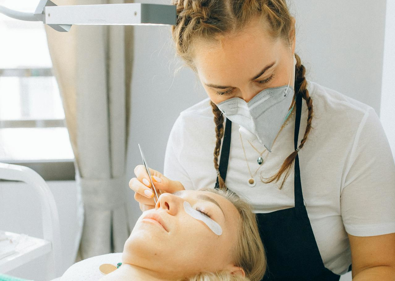 Extension de cils hybride : les soins et traitements à connaitre