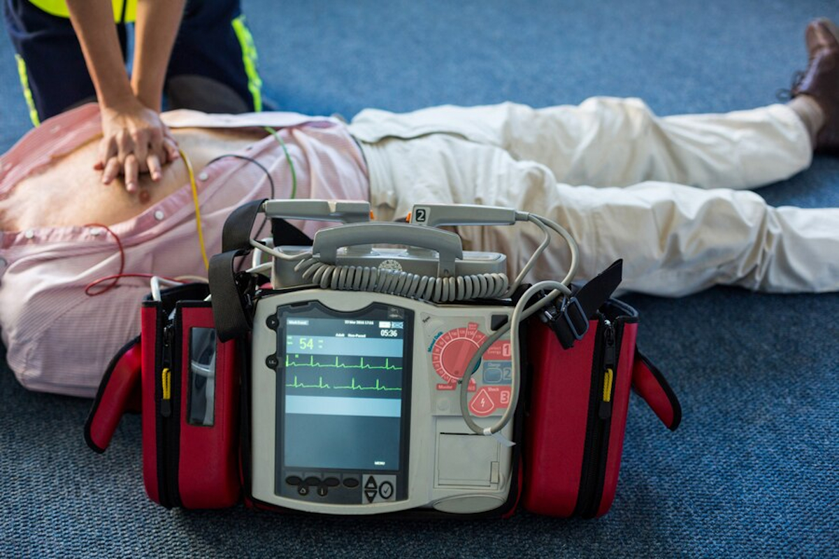 Comment utiliser un DAE : guide pour utiliser un défibrillateur pour ...